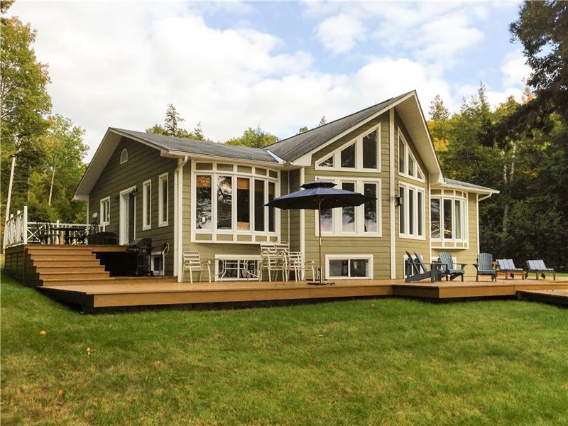 Chalet Beach House - Bord de l'eau - Chalet à louer Lac-Simon | DI ...