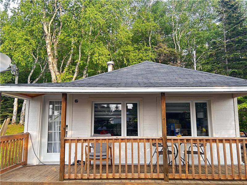 Petit chalet à 2 pas du fleuve - Chalet à louer St-Simon | PL-42639 ...
