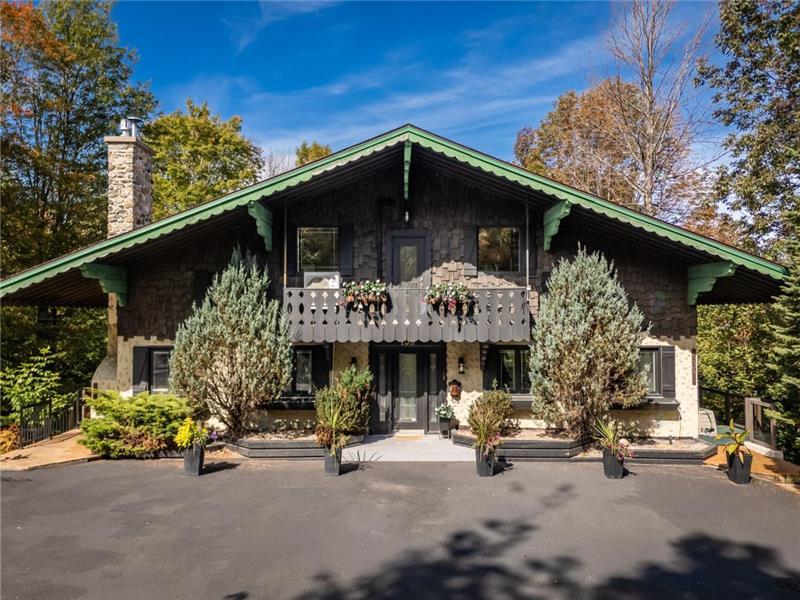 Superbe Chalet on the Mountain in - Sutton Cottage Rental | OR-43309 ...